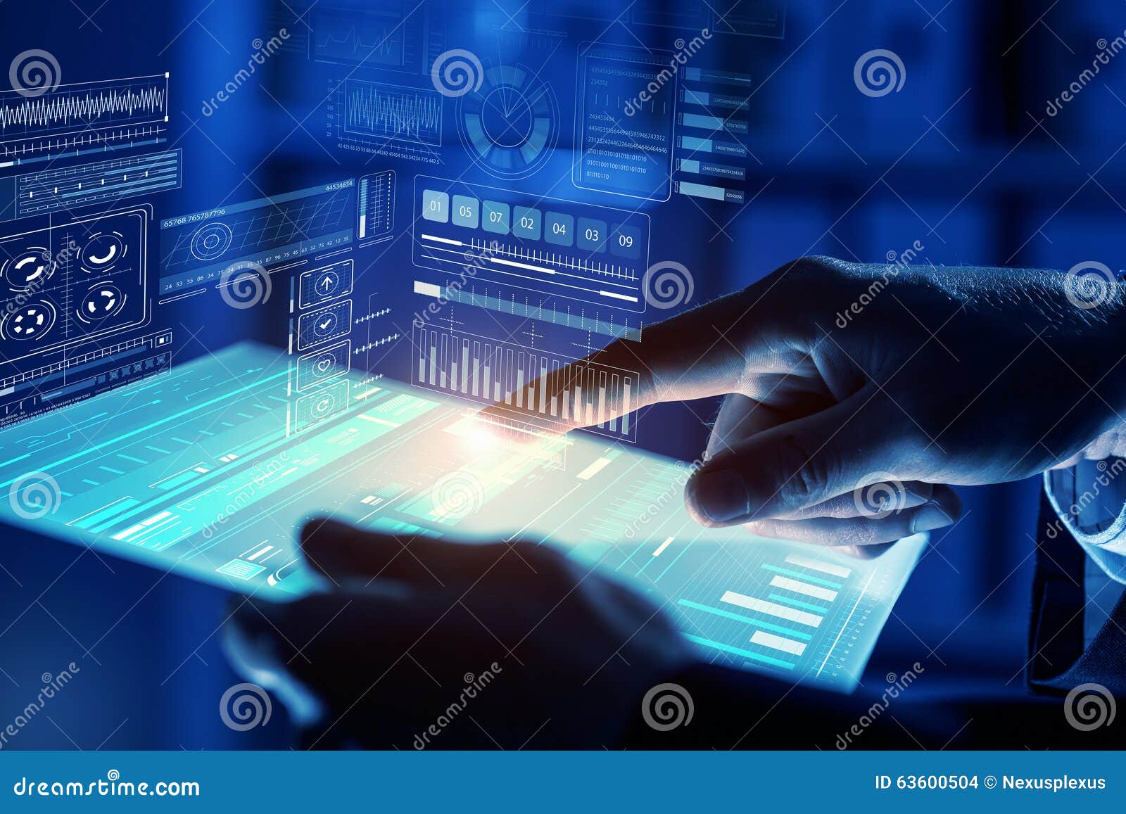 Usando Tecnologias Modernas Foto de Stock - Imagem de impulso, futuro ...