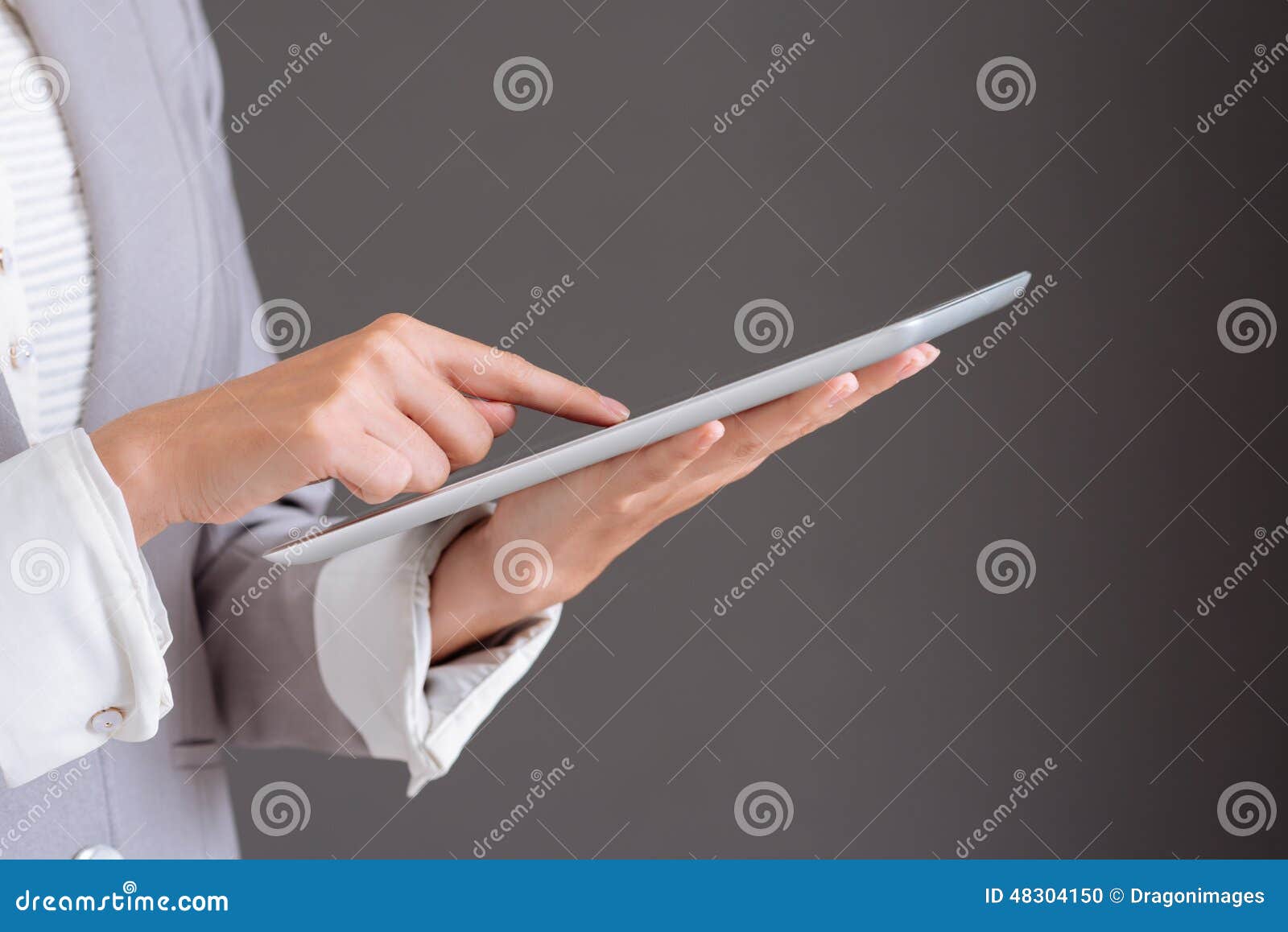 Usando Uma Tabuleta Digital Foto de Stock - Imagem de dedo, digital ...