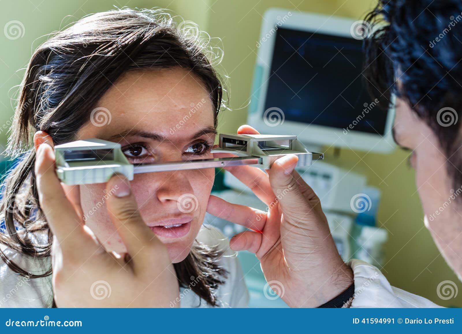 Usando un exophthalmometer imagen de archivo. Imagen de blanco - 41594991