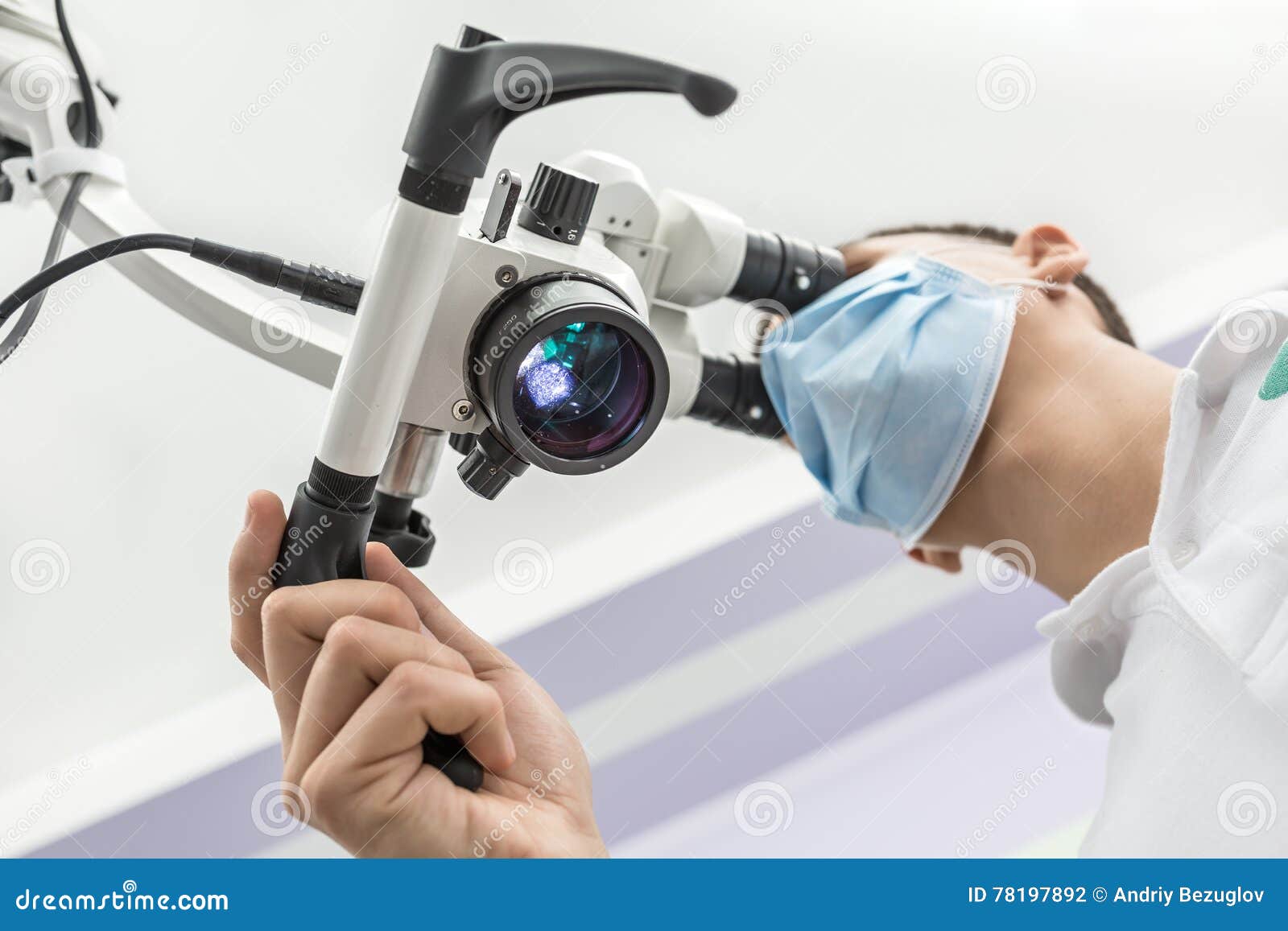 Usando Un Microscopio Dental Foto de archivo - Imagen de instrumento ...