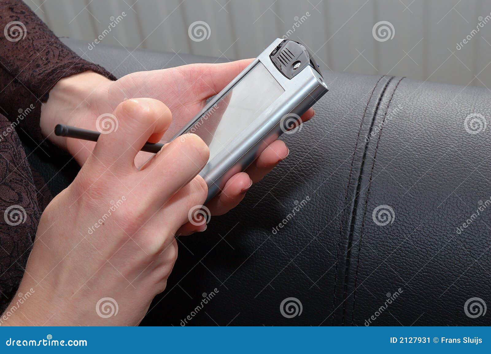 Usando un pda imagen de archivo. Imagen de mirando, blusa - 2127931