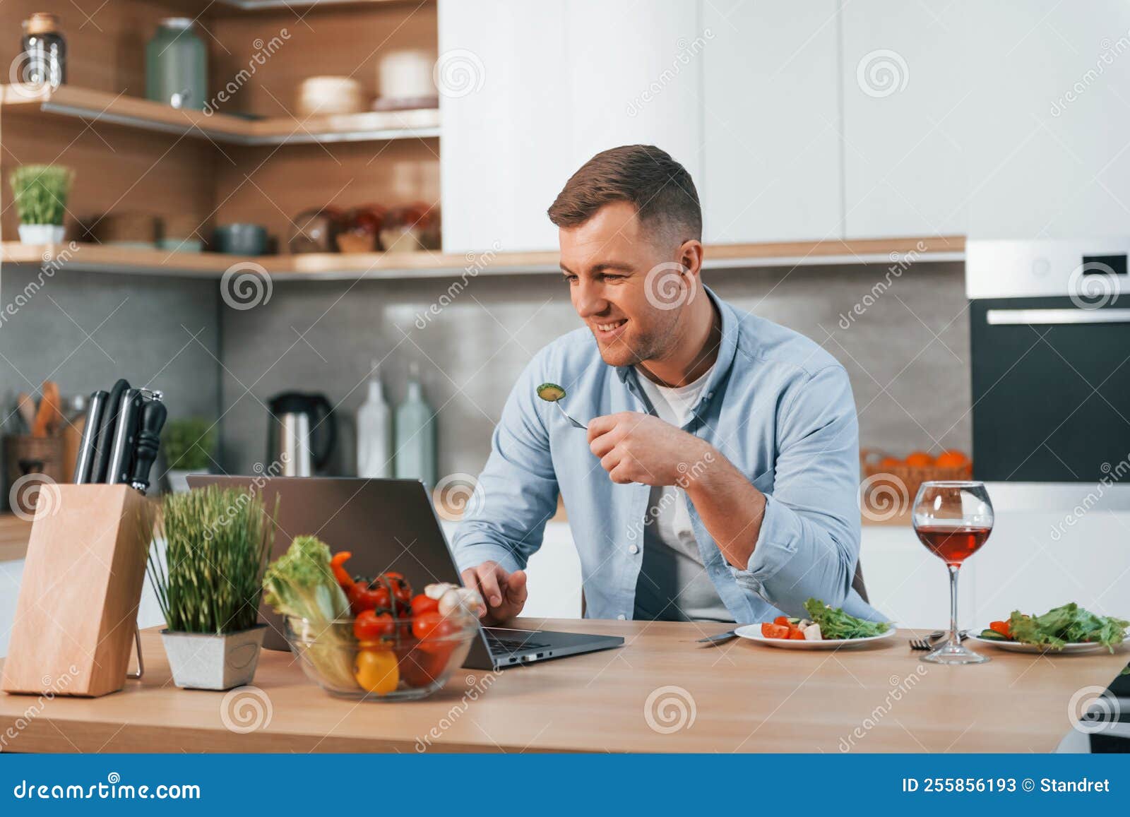 Usar Laptop. Hombre Preparando Comida En Casa En La Cocina Moderna ... Usar Laptop. Hombre Preparando Comida En Casa En La Cocina Moderna ...