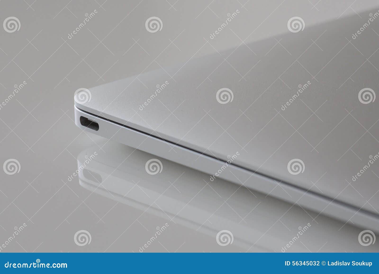 USB-C - MacBook 12 Silver 1st Gen Editorial Photography - Image of ...