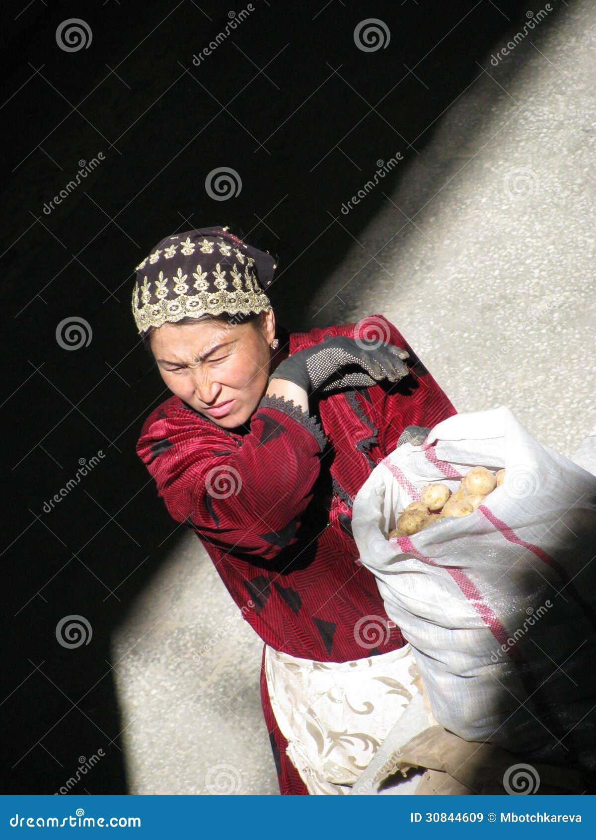 Usbek-Frau redaktionelles stockbild. Bild von schön, leuchte - 30844609