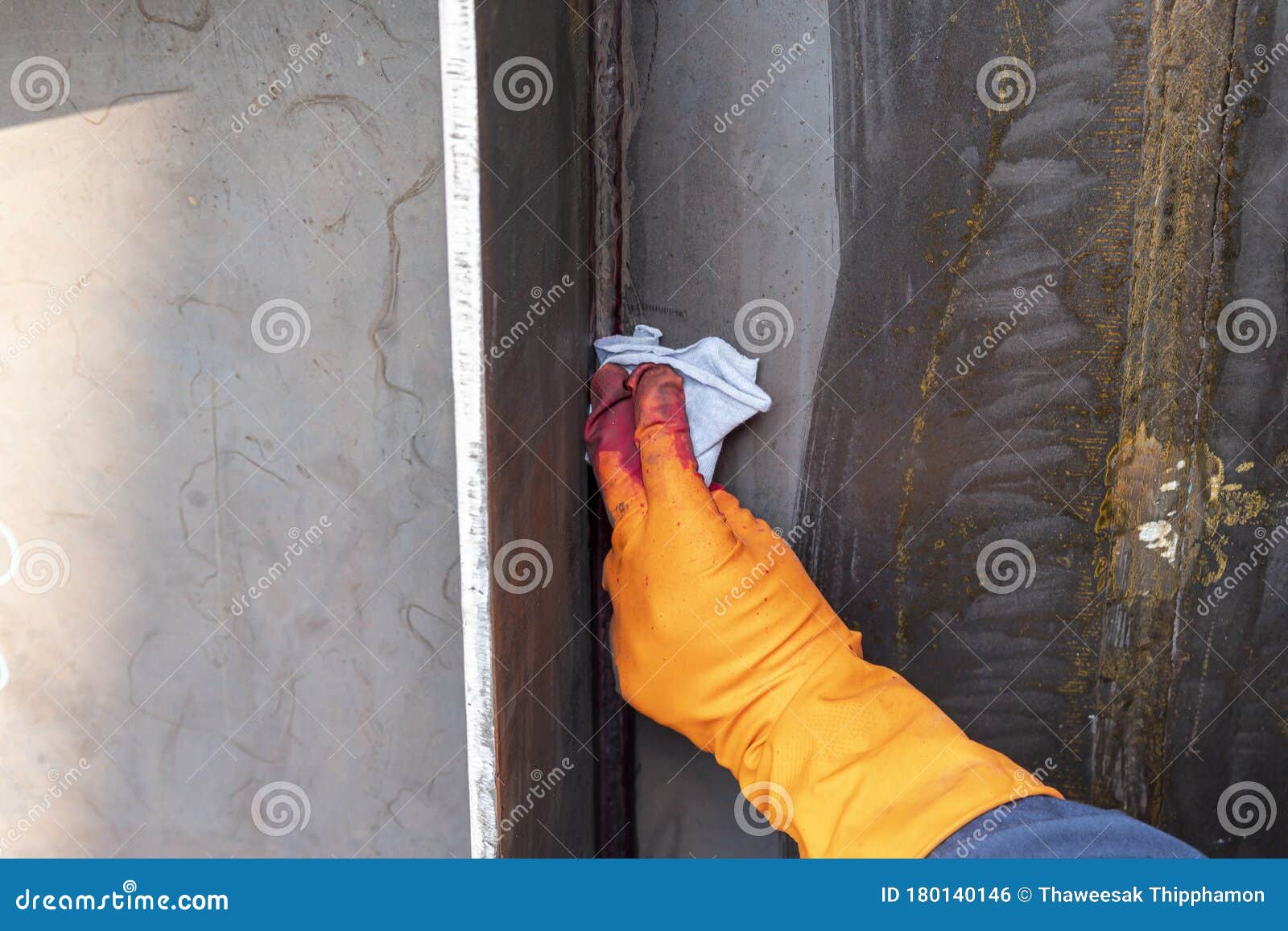 Step To Use Solvent Remover Spray Into The Rag To Cleaning The Welded ...