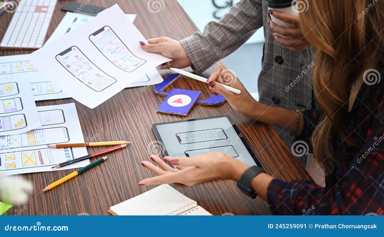 User Experience Designers are Planning Sketch, Prototype, Framework ...