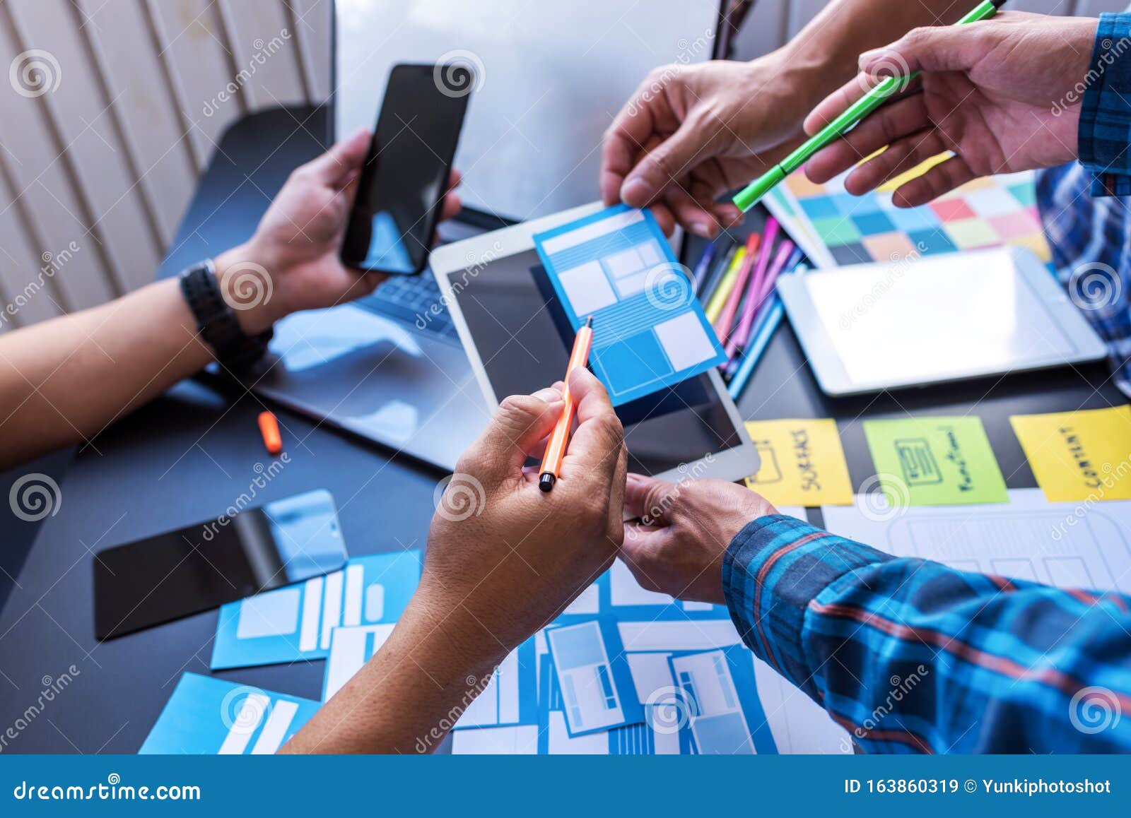 User Experience Teamwork Mobile UX/UI Designers Working at Co-working ...