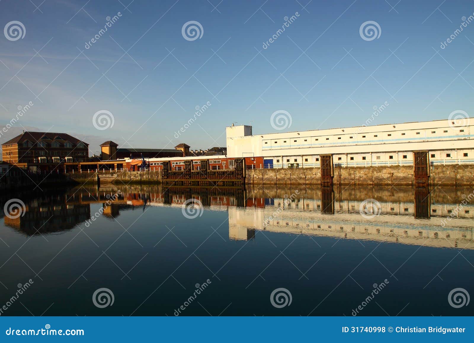 Usine au port C photo stock. Image du ciel, construction - 31740998