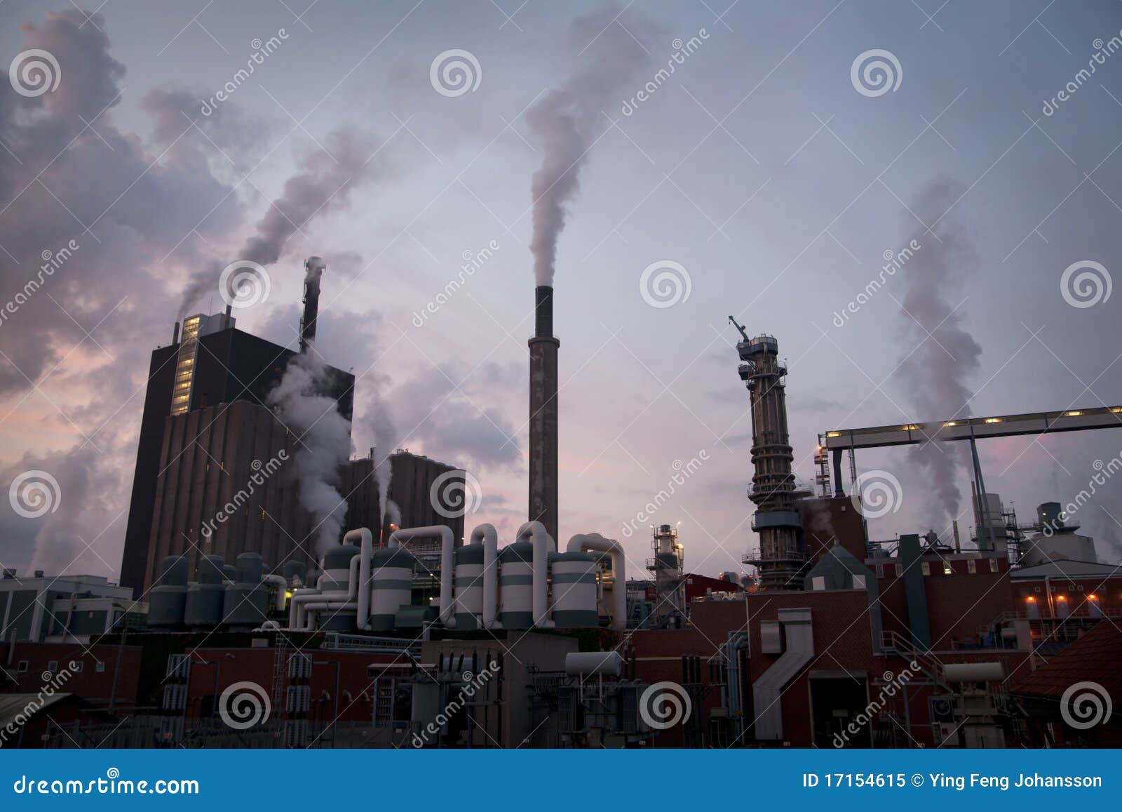 Usine avec la pollution image stock. Image du usine, pollution - 17154615