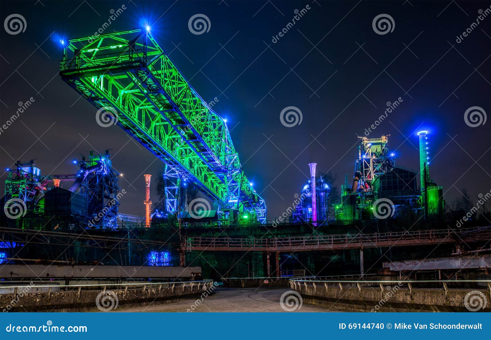 Usine d'usine lumineuse photo stock. Image of lumières - 69144740