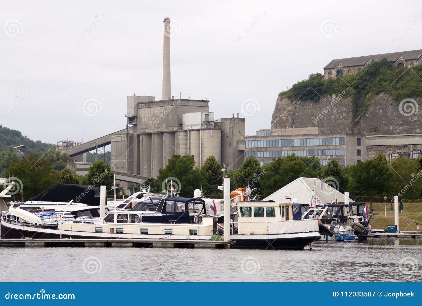Usine De Gain De Pierre De Chaux Le Long De La Meuse Image stock ...