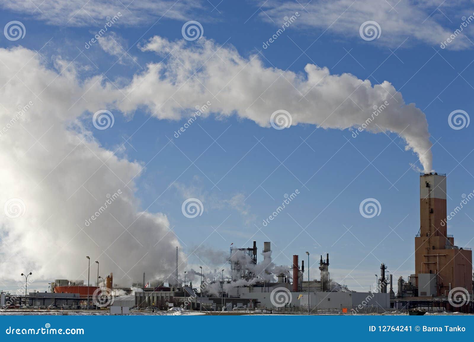 Usine de pollution image stock. Image du bleu, fumée - 12764241
