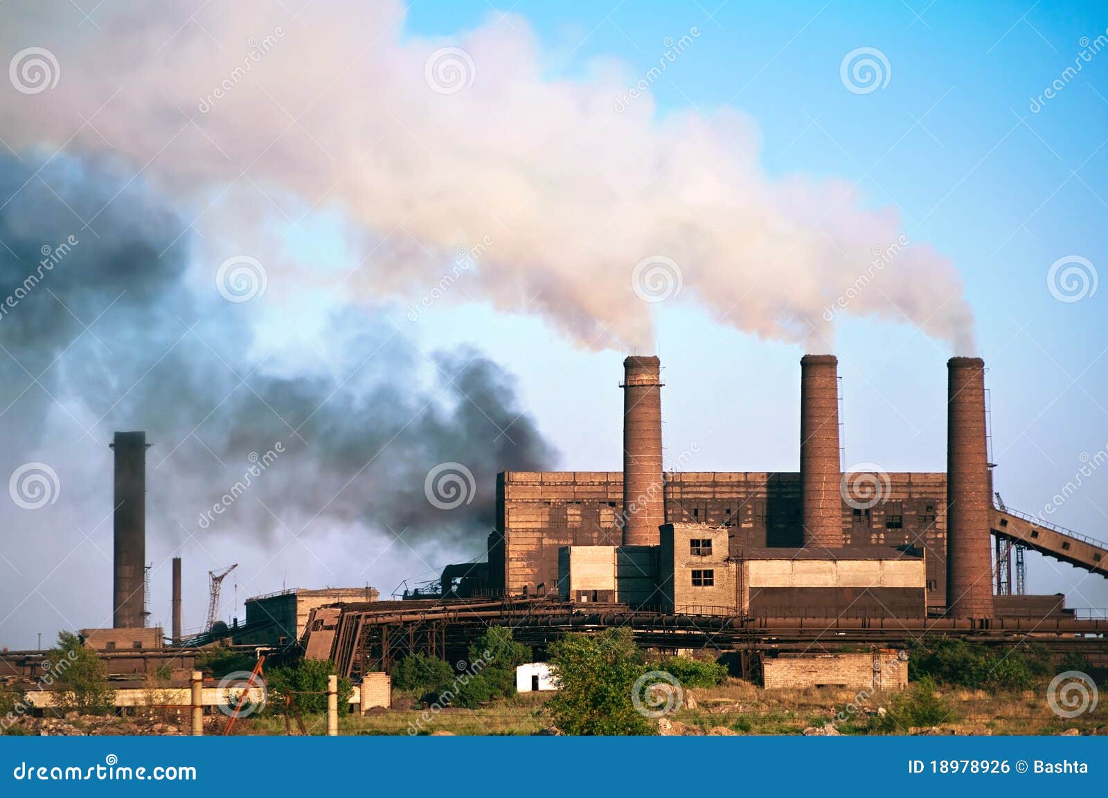 Usine en acier. Pollution. photo stock. Image du usine - 18978926
