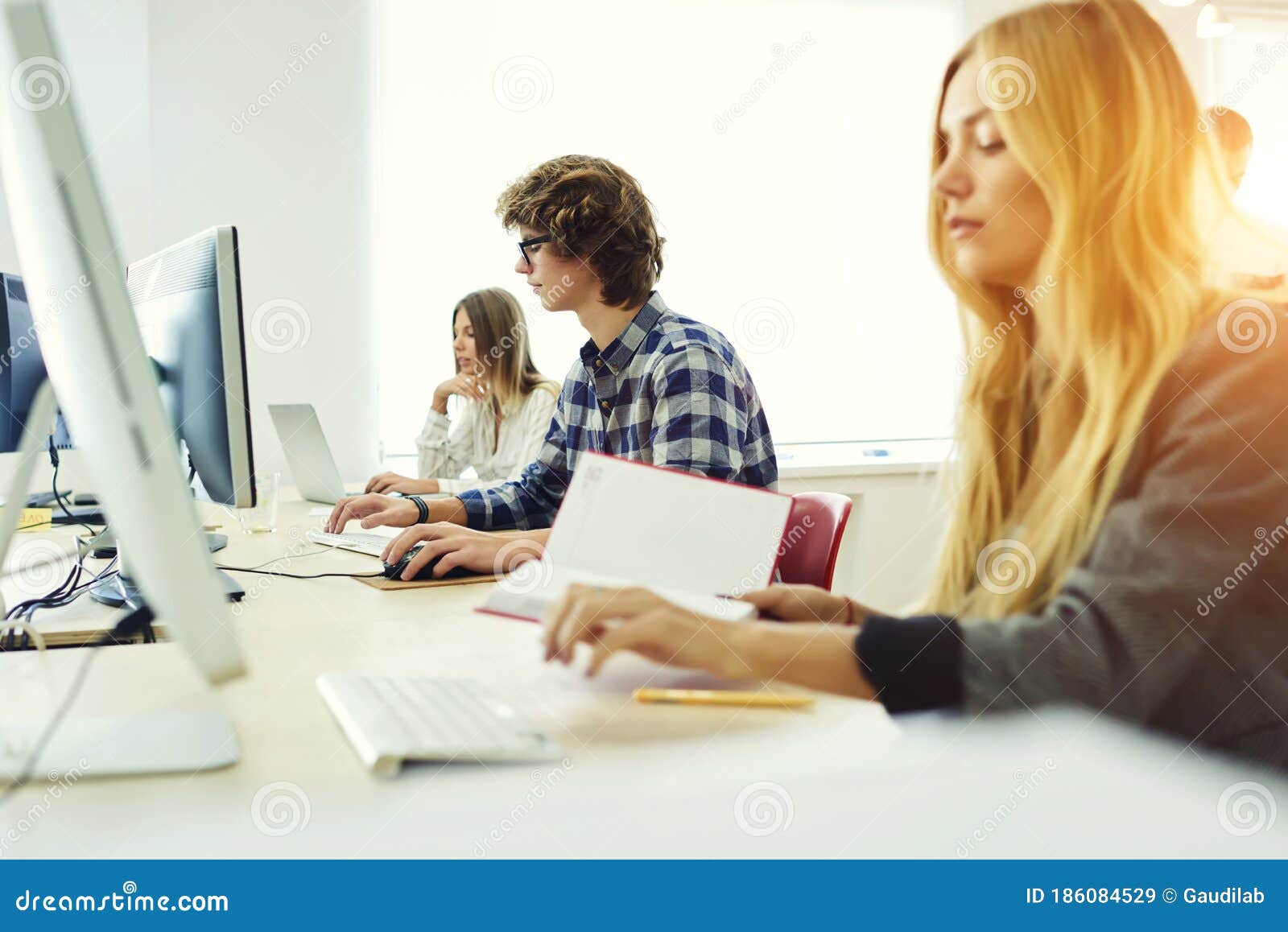 ,using Computer and Wireless Connection To Fast 4G Internet ...