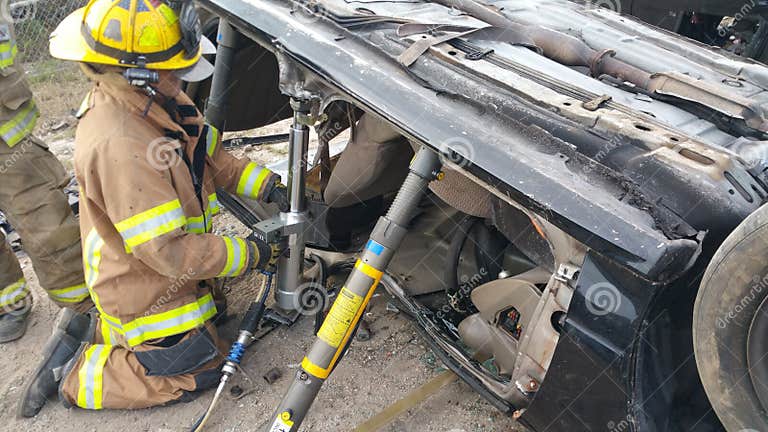 Using hydraulic tools editorial photo. Image of firefighter - 131203131