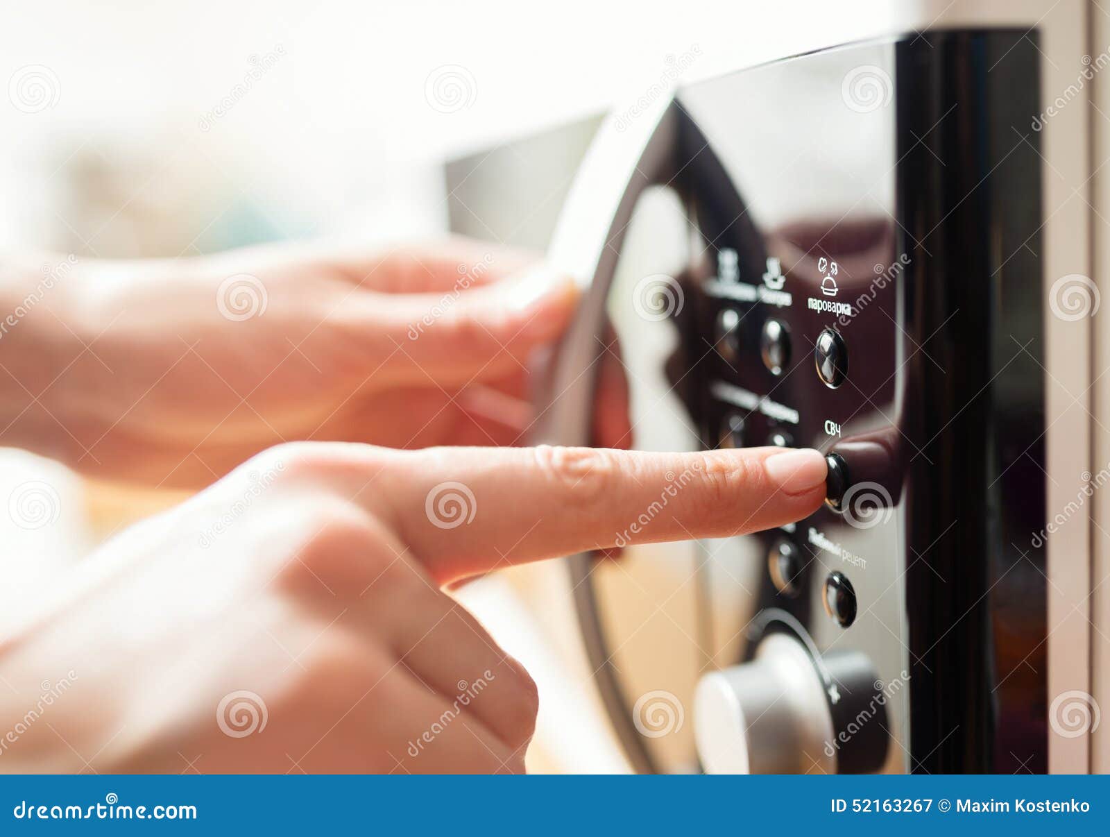 Using Microwave Oven Royalty-Free Stock Photography | CartoonDealer.com ...