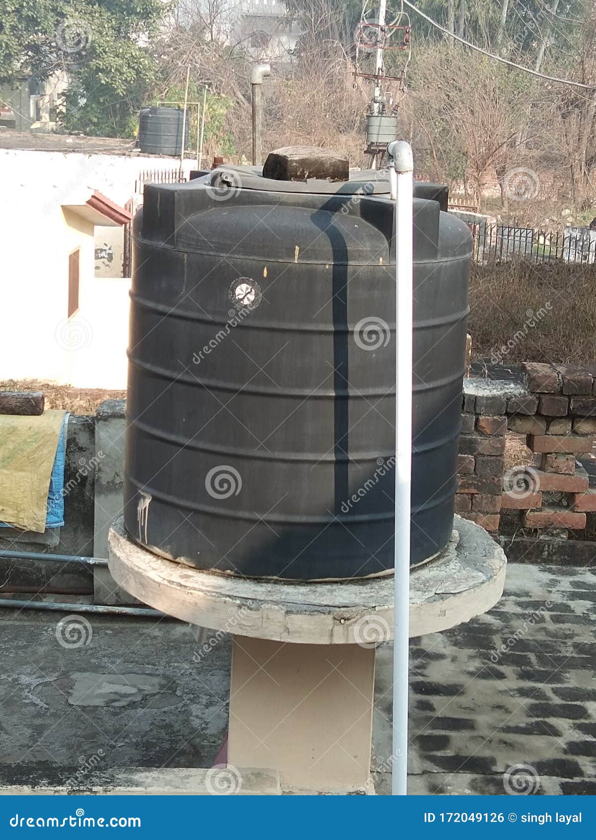 Uso De Tanques De Agua Indios En La Ciudad Foto de archivo - Imagen de ...
