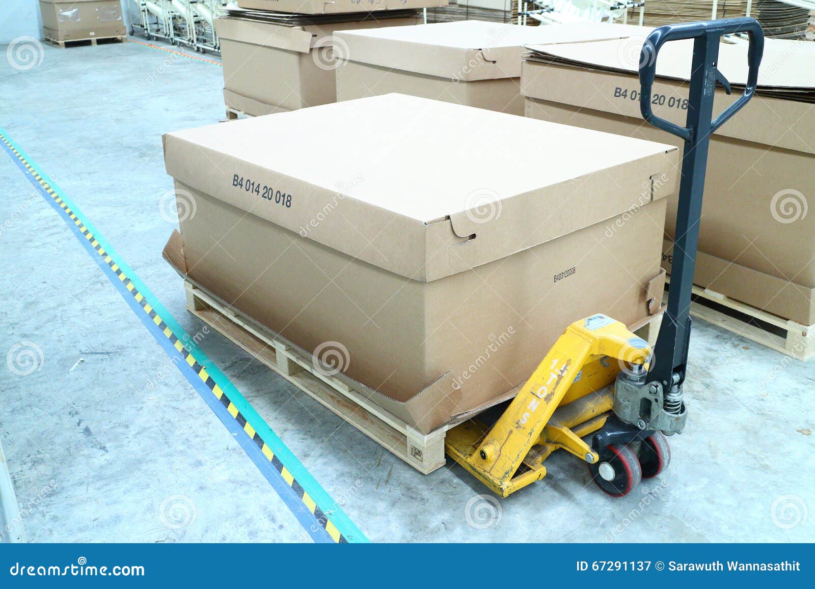 Uso Do Carro Do Elevador Da Mão De Levantar Caixas Fotografia Editorial ...