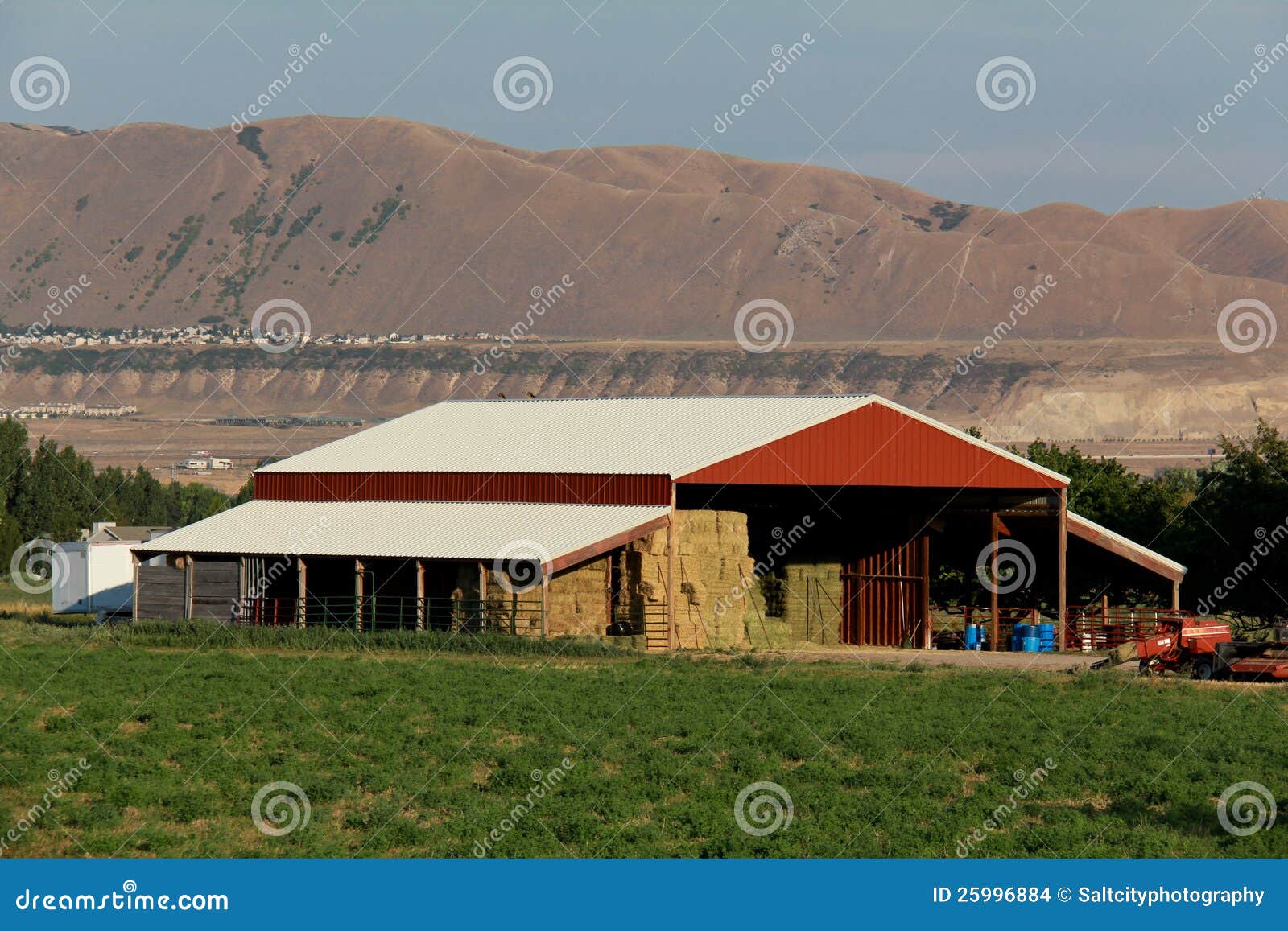 Utah Red Pole Barn stock photo. Image of mountain, agriculture - 25996884