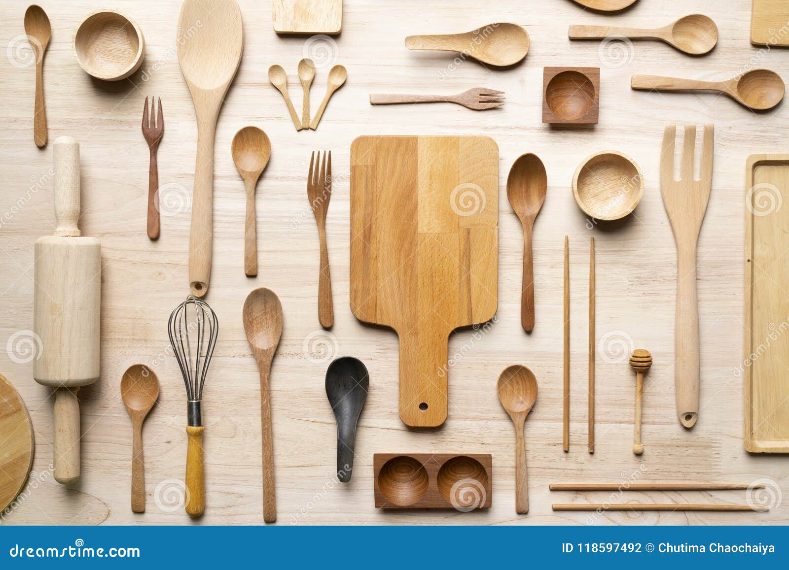 Utensilios De La Cocina Para Cocinar En La Tabla De Madera Foto De Archivo Imagen De Hornada