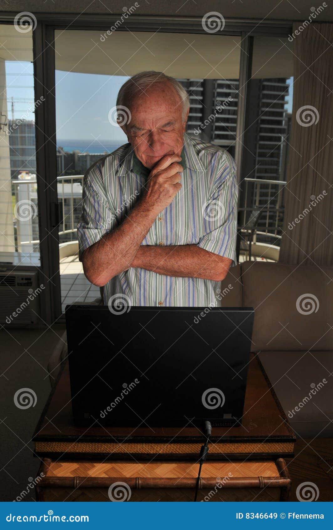 Utente Del Computer Portatile Che Pensa Al Internet Immagine Stock ...