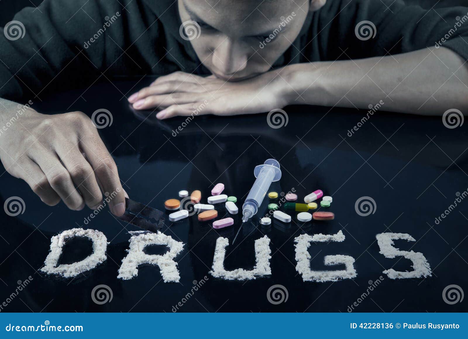 Utente Di Droghe Che Prepara Le Droghe All'usato a Fotografia Stock ...