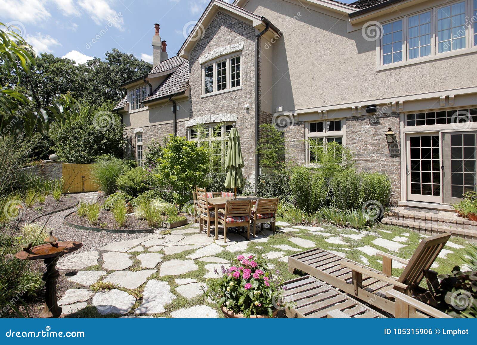 Stenstenuteplatsmedartgrus