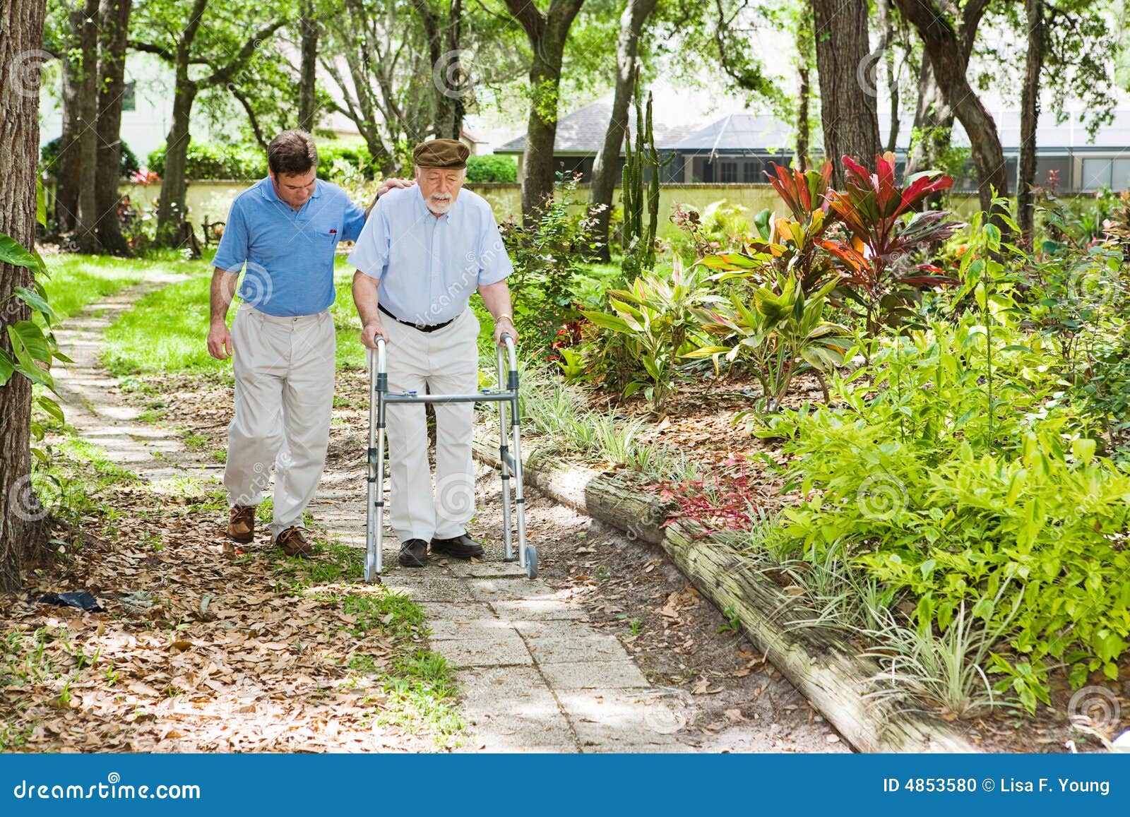 Utilisant le marcheur photo stock. Image du invalidité - 4853580