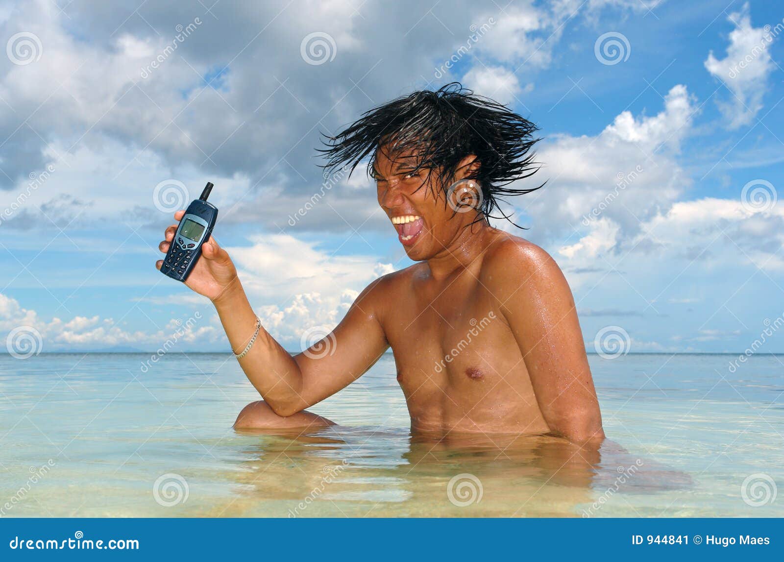 Utilisant Un Cell-phone En Mer Tropicale. Image stock - Image du nuages ...