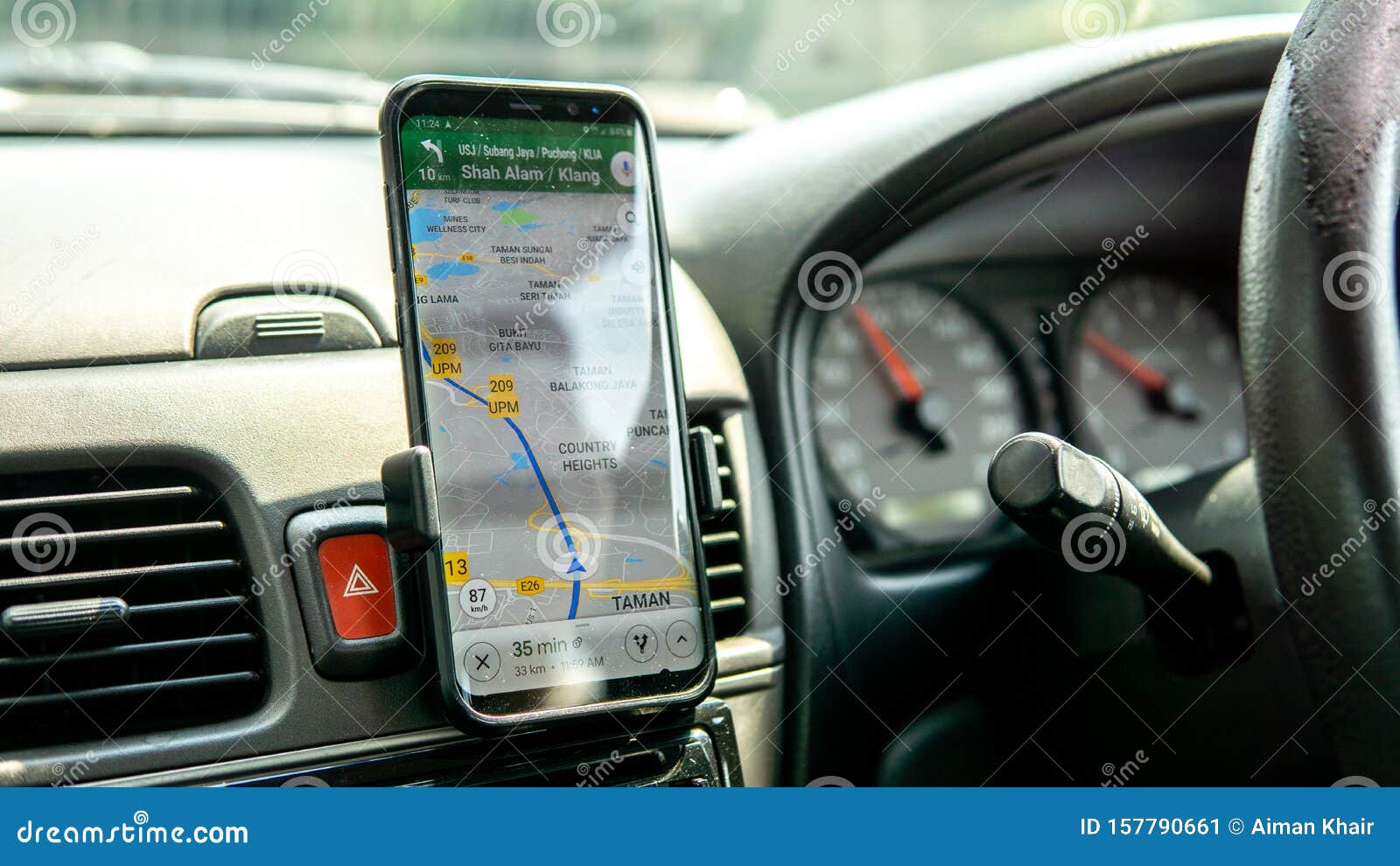 Utilisation De Google Maps Sur Smartphone Pour Naviguer Photo éditorial ...