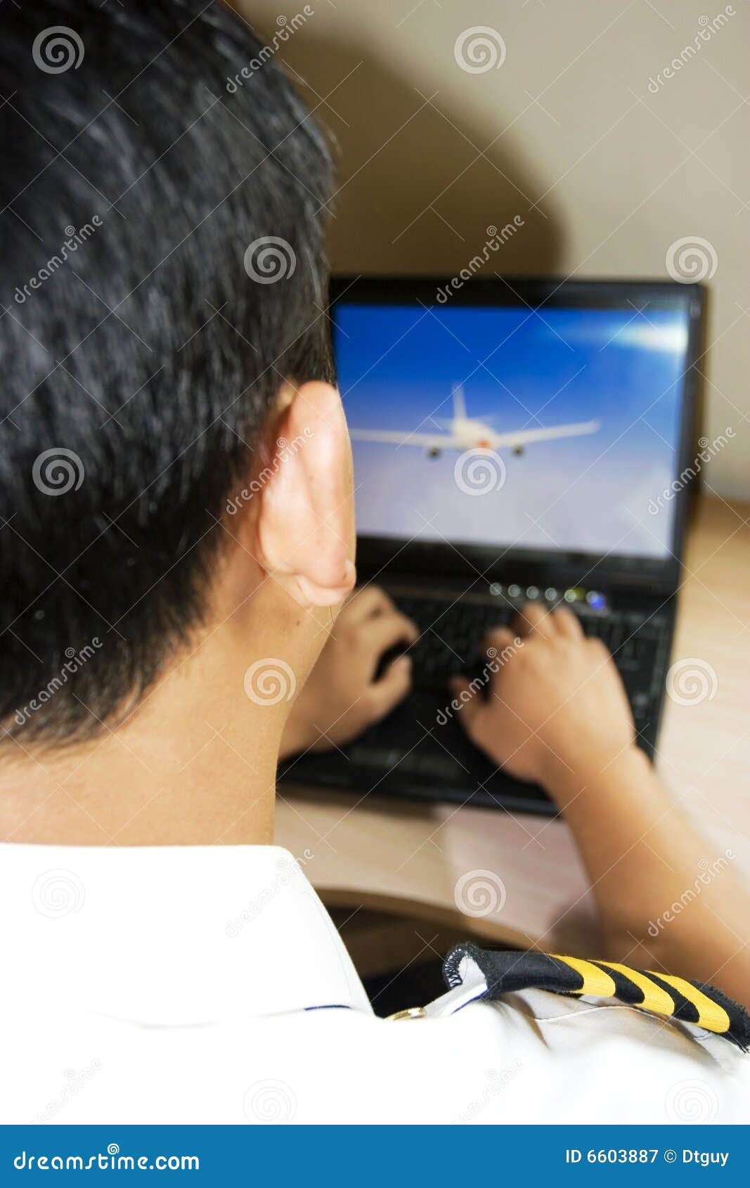 Utilisation De Pilote D'ordinateur Portatif Image stock - Image du ...