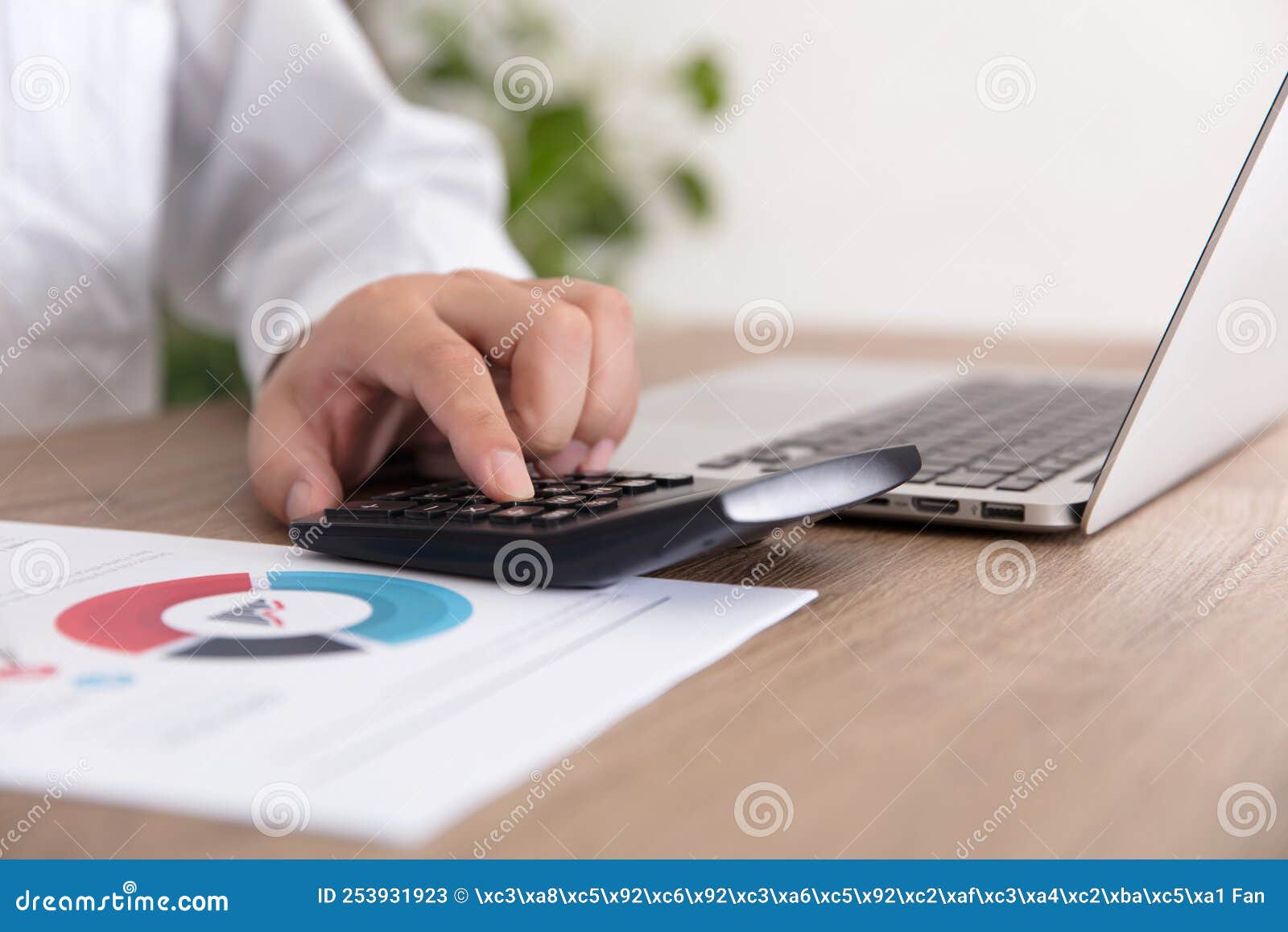 Utiliser Un Calculateur Pour Calculer Image stock - Image du ...