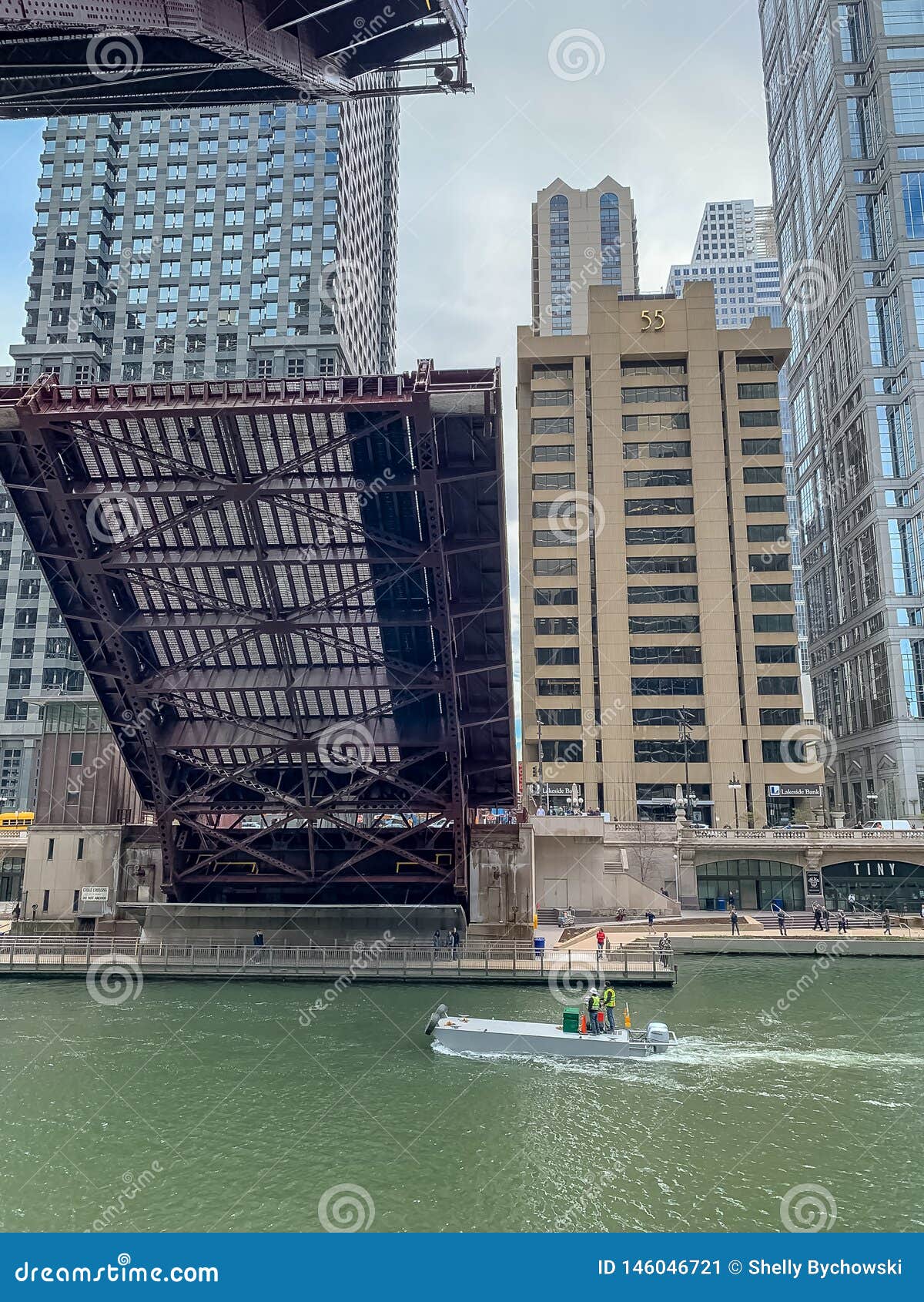 Utility Boat Travels Under a Chicago Drawbridge As it Opens Editorial ...