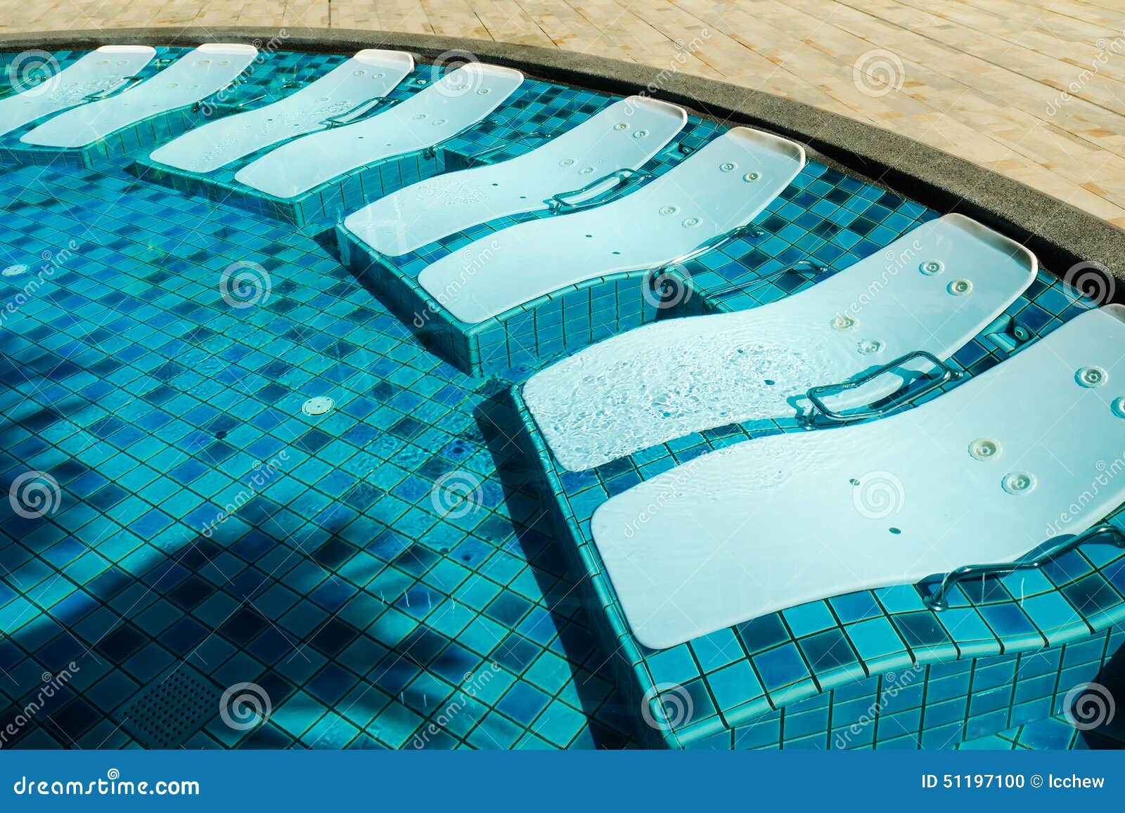 Utomhus- bubbelpool arkivfoto. Bild av himmel, terapeutiskt - 51197100