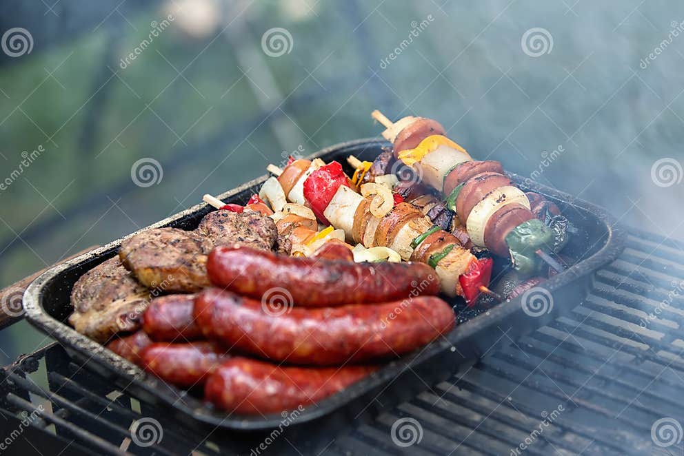 Utomhus- grilla fotografering för bildbyråer. Bild av platta - 33454217