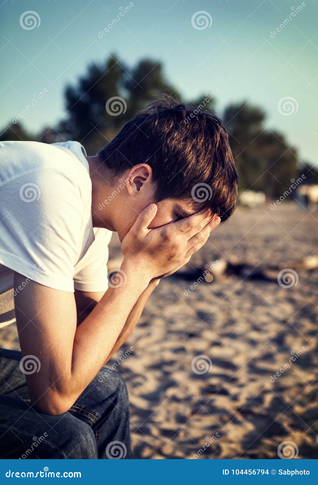 Utomhus- ledsen ung man arkivfoto. Bild av person, utanför - 104456794