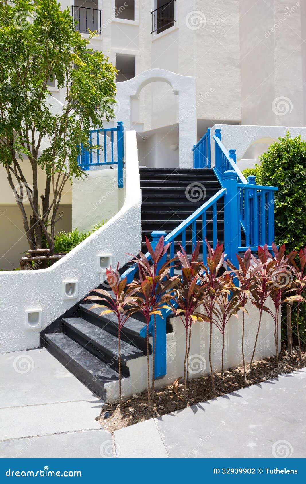 Utomhus- svart trappa arkivfoto. Bild av detalj, utformning - 32939902