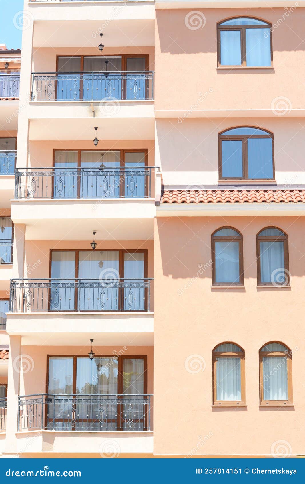 Utsida Av Vackra Bostadshus Med Balkonger Fotografering för Bildbyråer - Bild av komplicerat ...