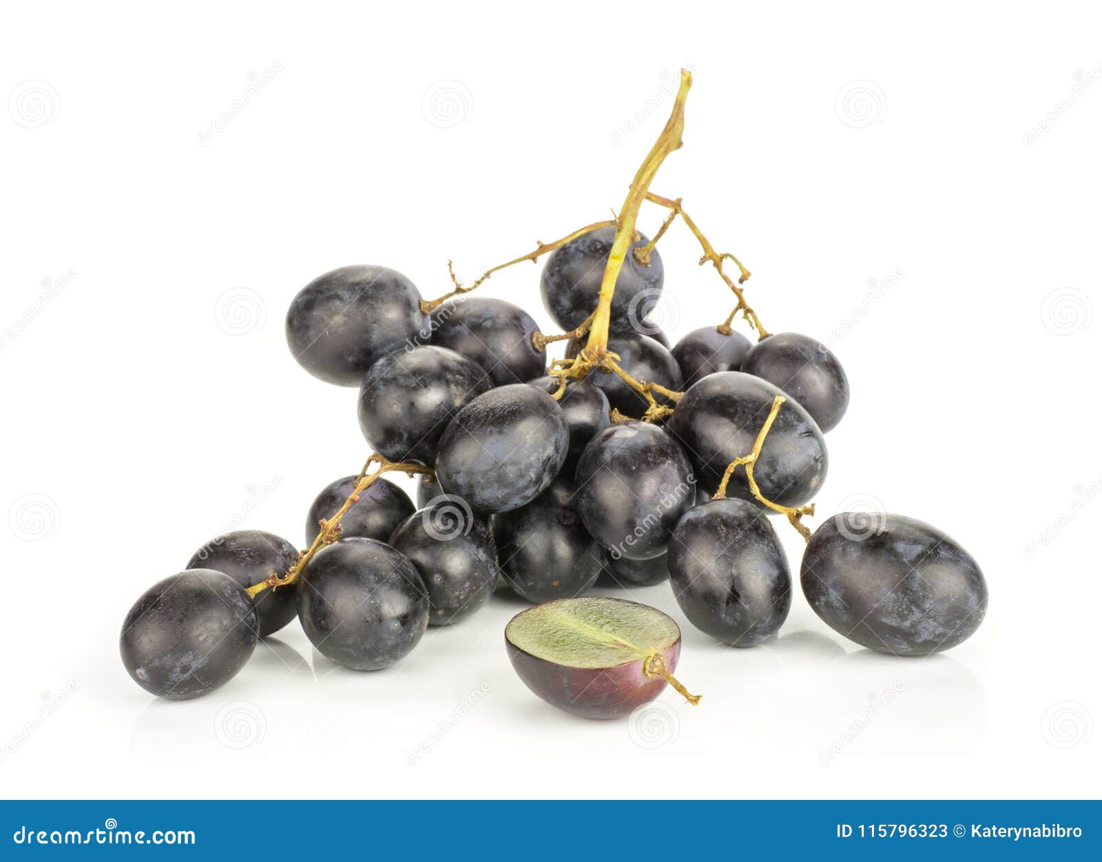 Uva Negra Cruda Fresca Aislada En Blanco Imagen de archivo - Imagen de ...