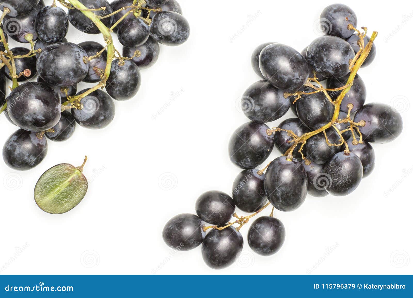 Uva Negra Cruda Fresca Aislada En Blanco Imagen de archivo - Imagen de ...