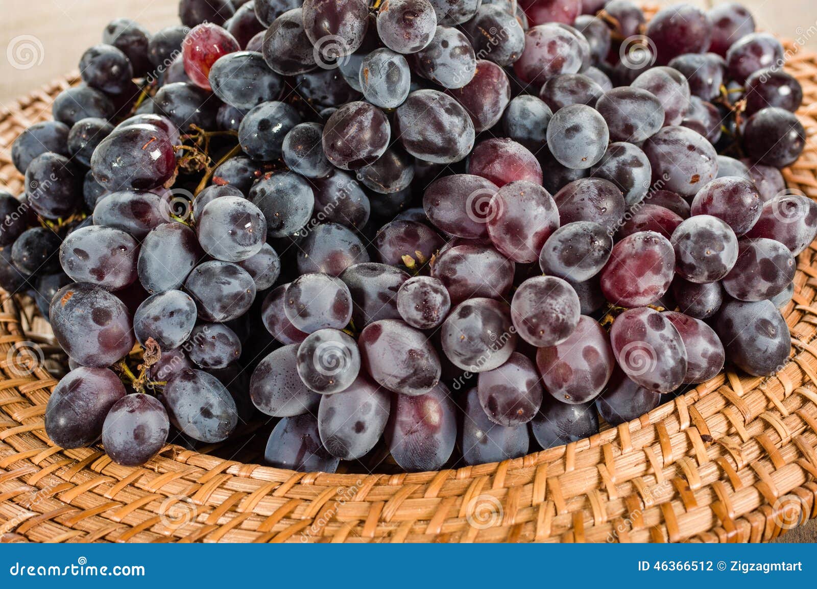 Uva Rossa Su Un Vassoio Di Vimini Fotografia Stock - Immagine di ...