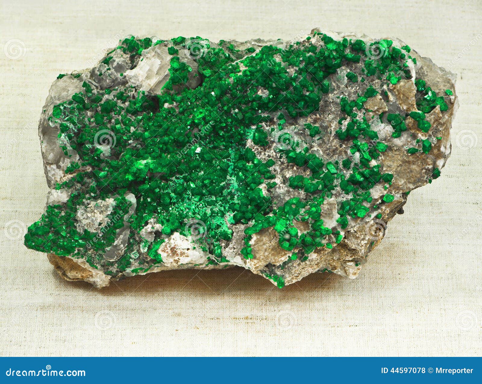 Uvarovite (granate verde) foto de archivo. Imagen de primer - 44597078