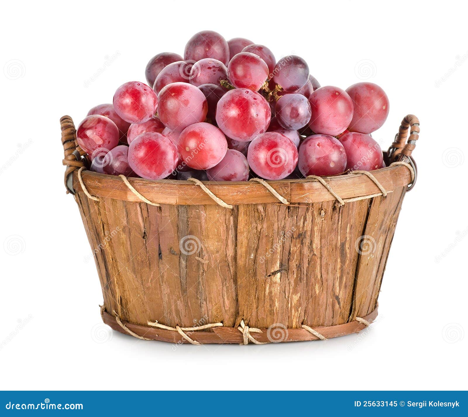 Uvas Azul Marino En Una Cesta De Madera Aislada Imagen de archivo ...