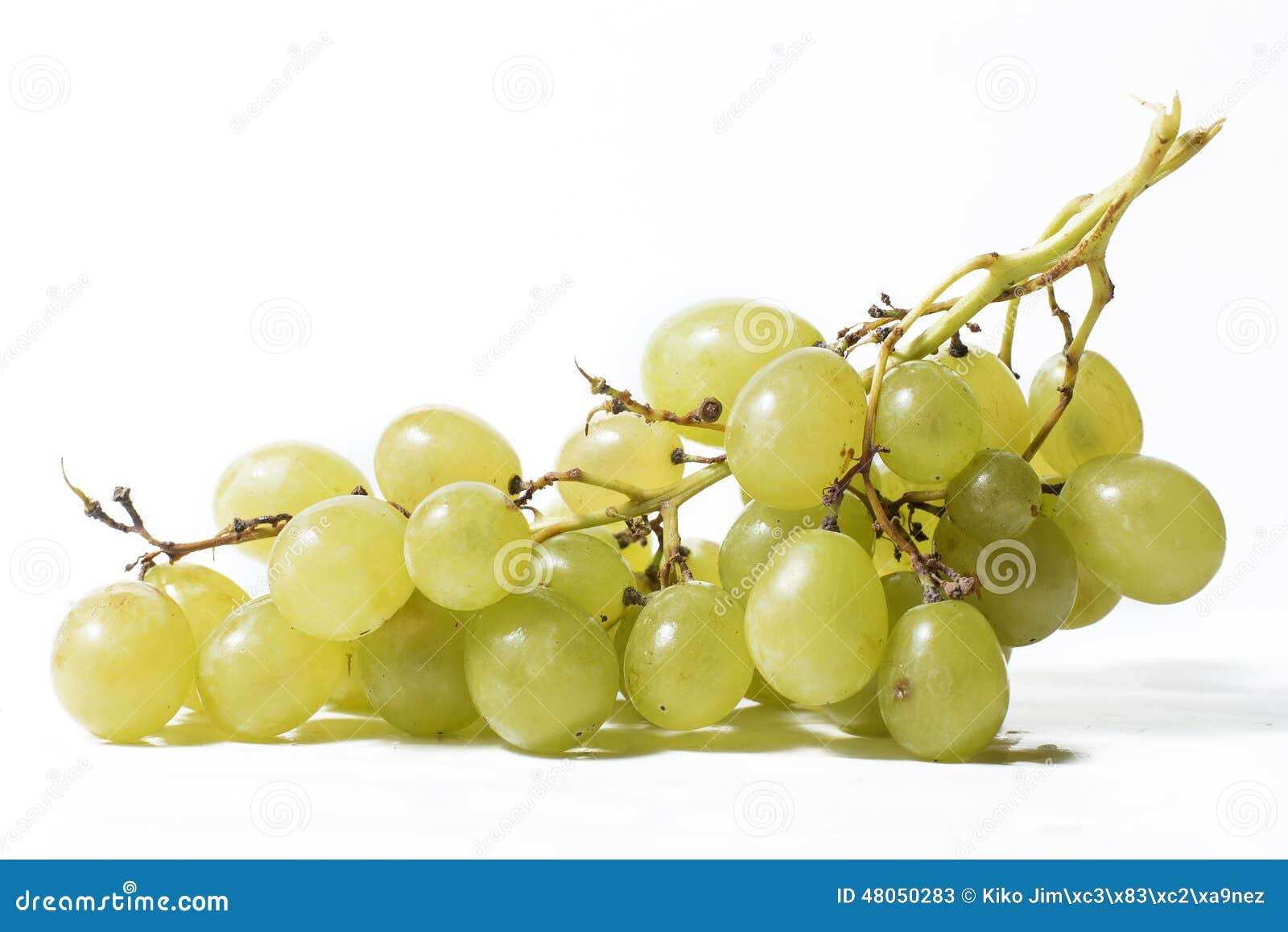 Uvas Blancas En El Fondo Blanco Imagen de archivo - Imagen de fruta ...
