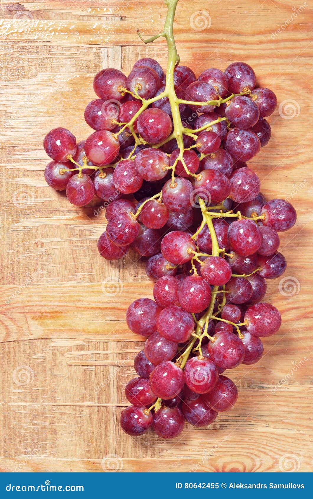 Uvas de las uvas rojas imagen de archivo. Imagen de cosecha - 80642455