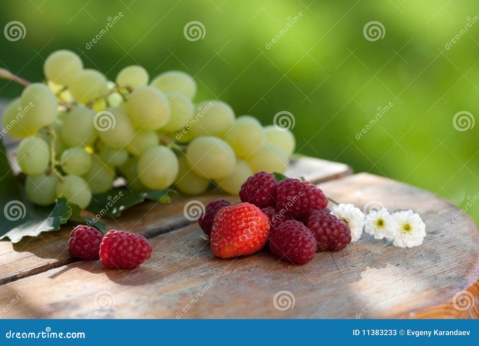 Uvas, fresas y frambuesas imagen de archivo. Imagen de fondo - 11383233