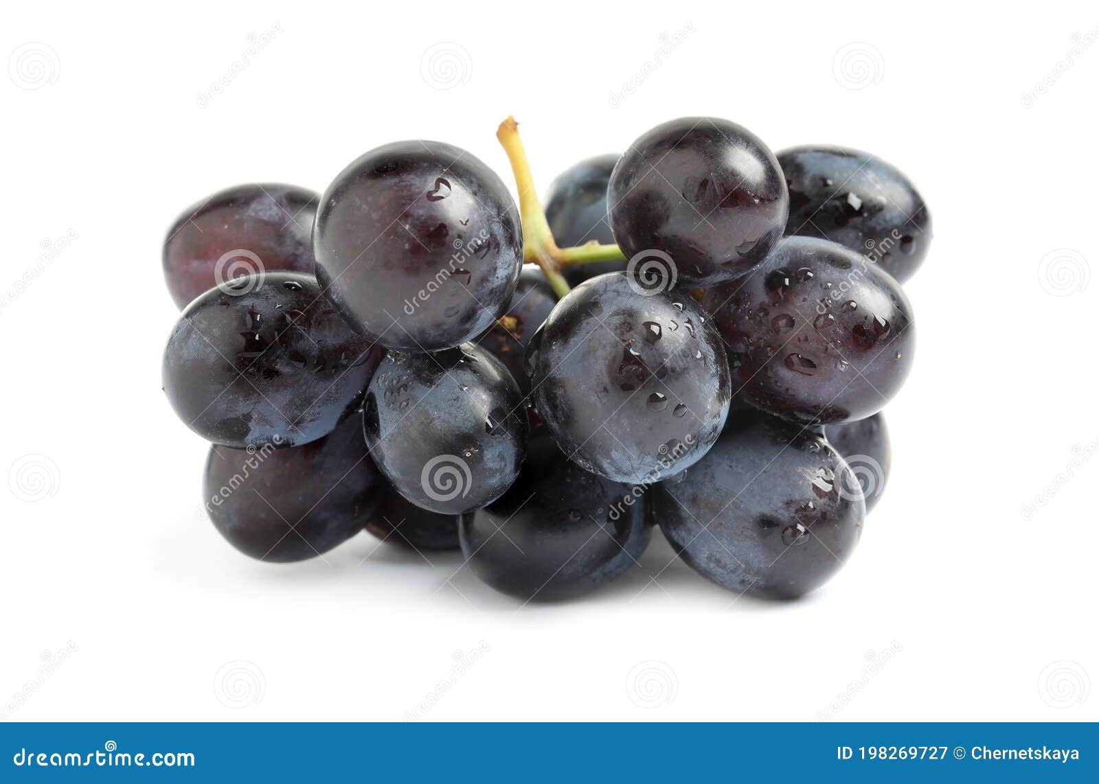 Uvas Moradas Deliciosas Con Gotas De Agua Aisladas En Blanco Imagen de ...