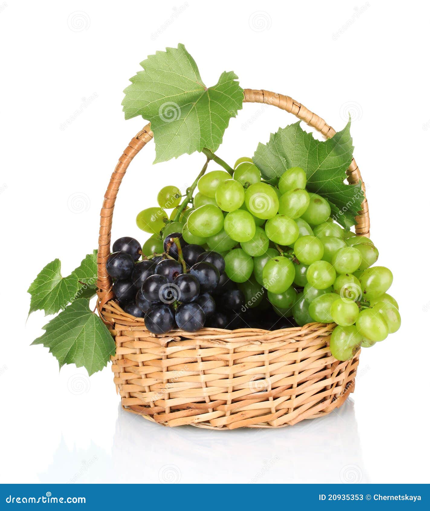 Uvas Rojas Maduras En Cesta Imagen de archivo - Imagen de grail ...