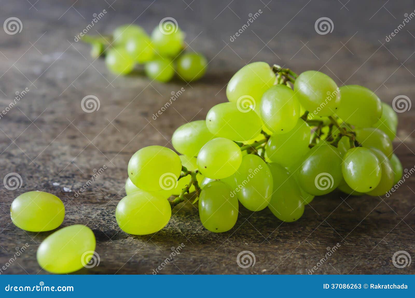 Uvas verdes imagen de archivo. Imagen de sano, verde - 37086263