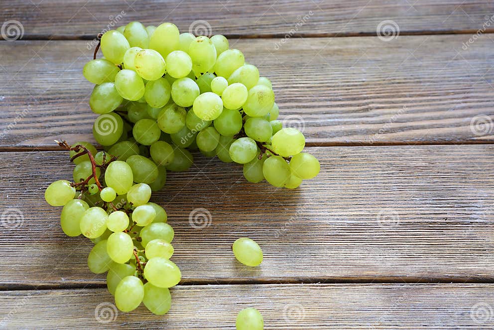 Uvas verdes a bordo imagem de stock. Imagem de velho - 42917205